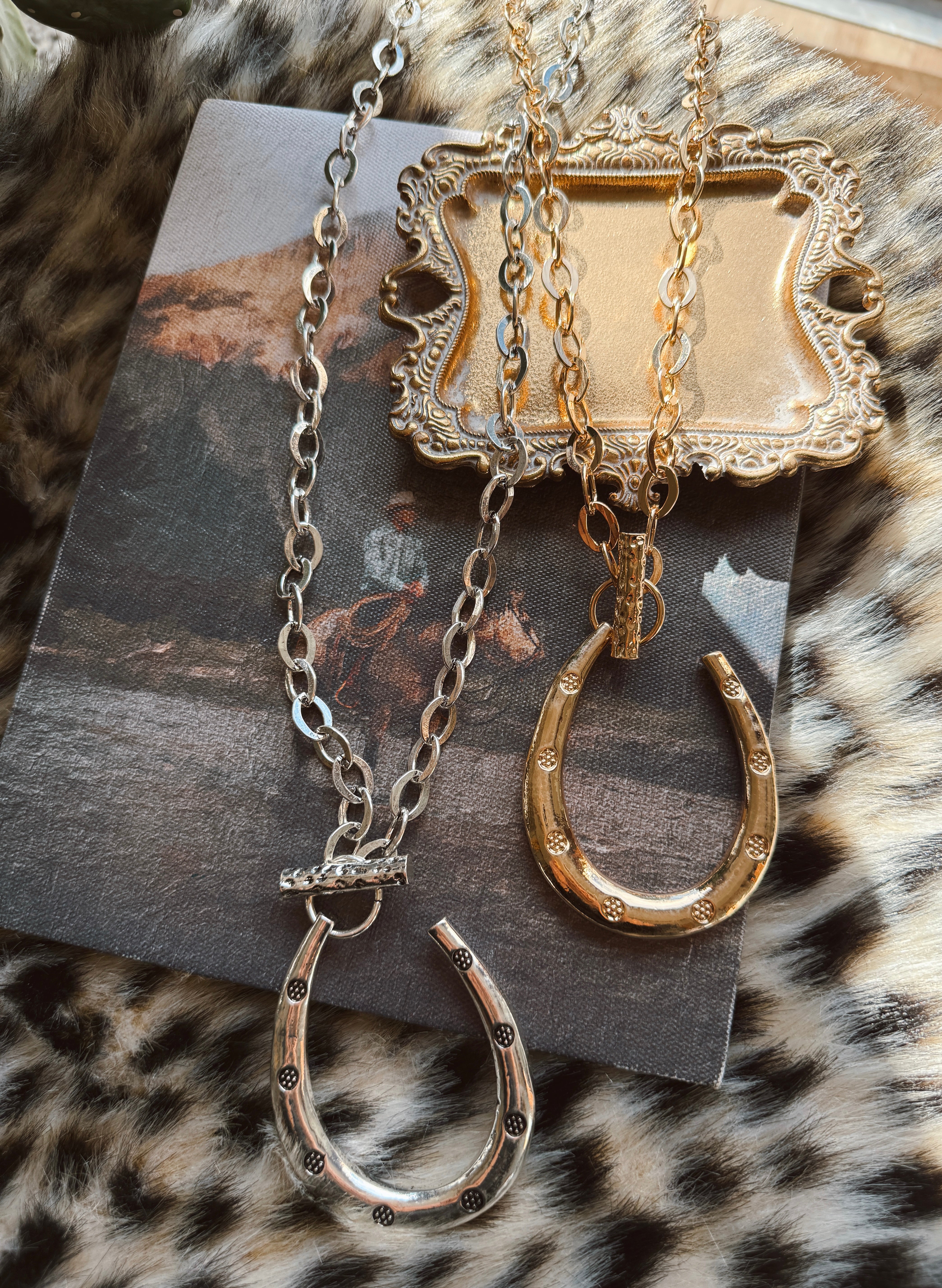 The Horseshoe Necklace ( 2 options )