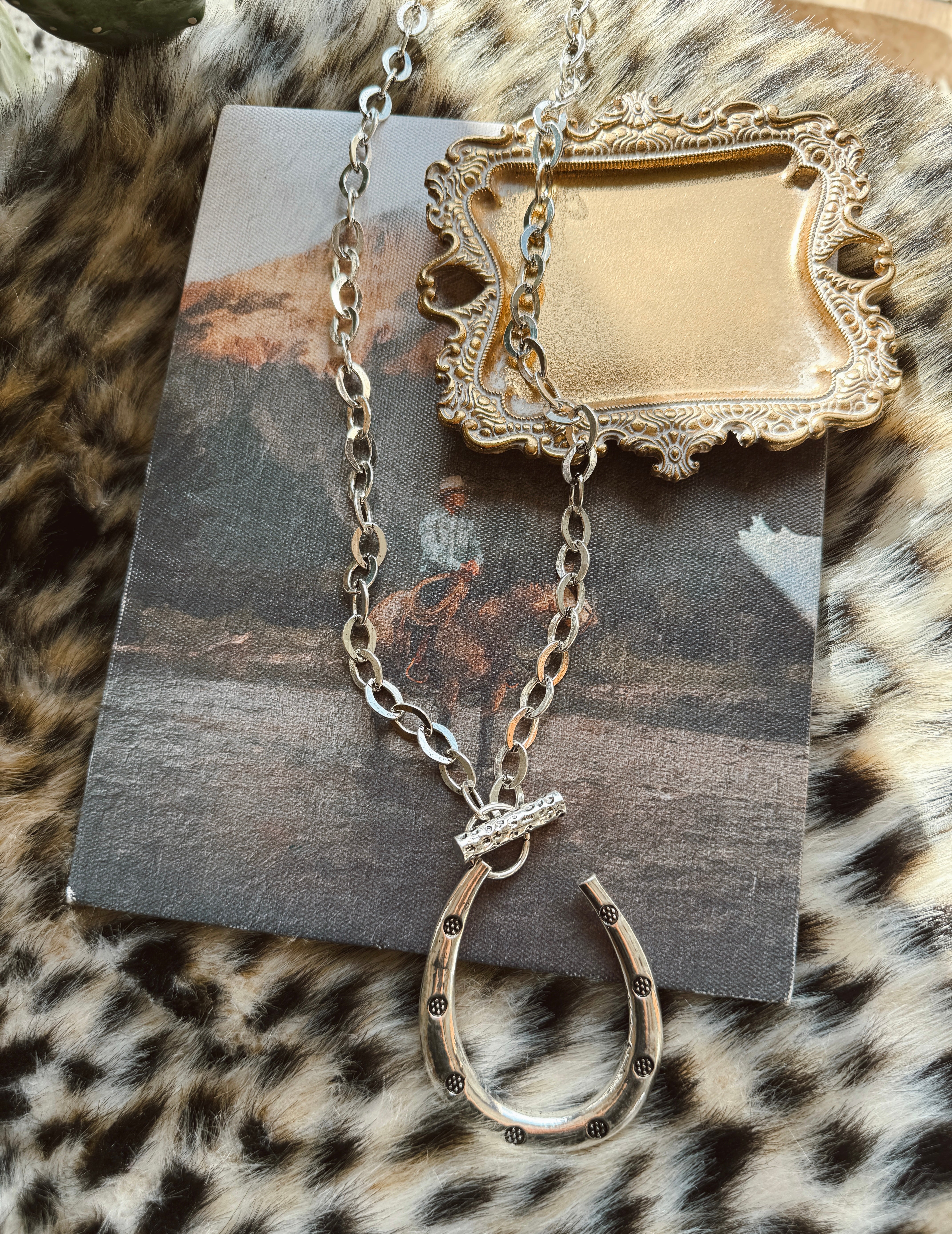 The Horseshoe Necklace ( 2 options )